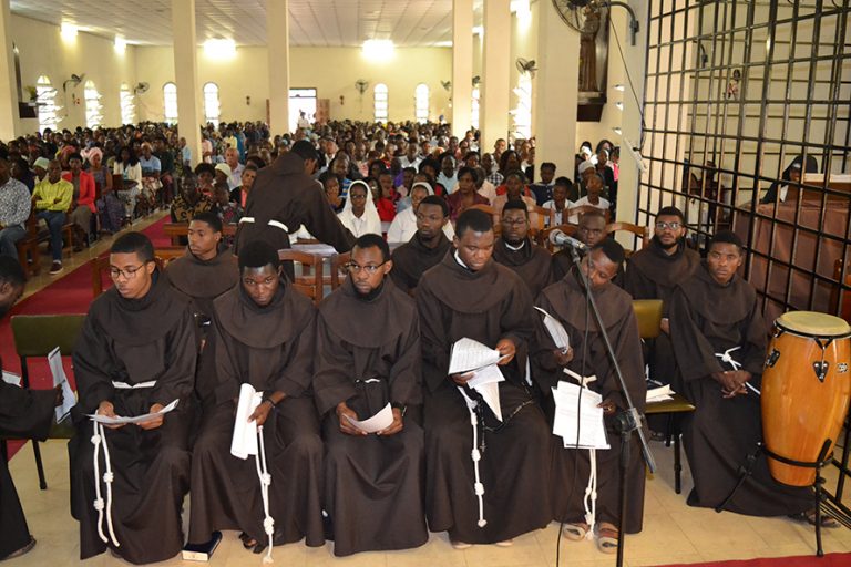 Angola: Frades celebram Santa Clara com as Irmãs Clarissas em Palanca ...