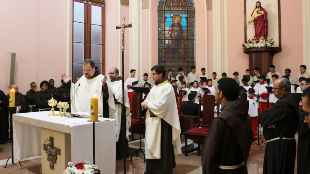 Frei Paulo apresenta o itinerário aos professos: identificar-se com ...